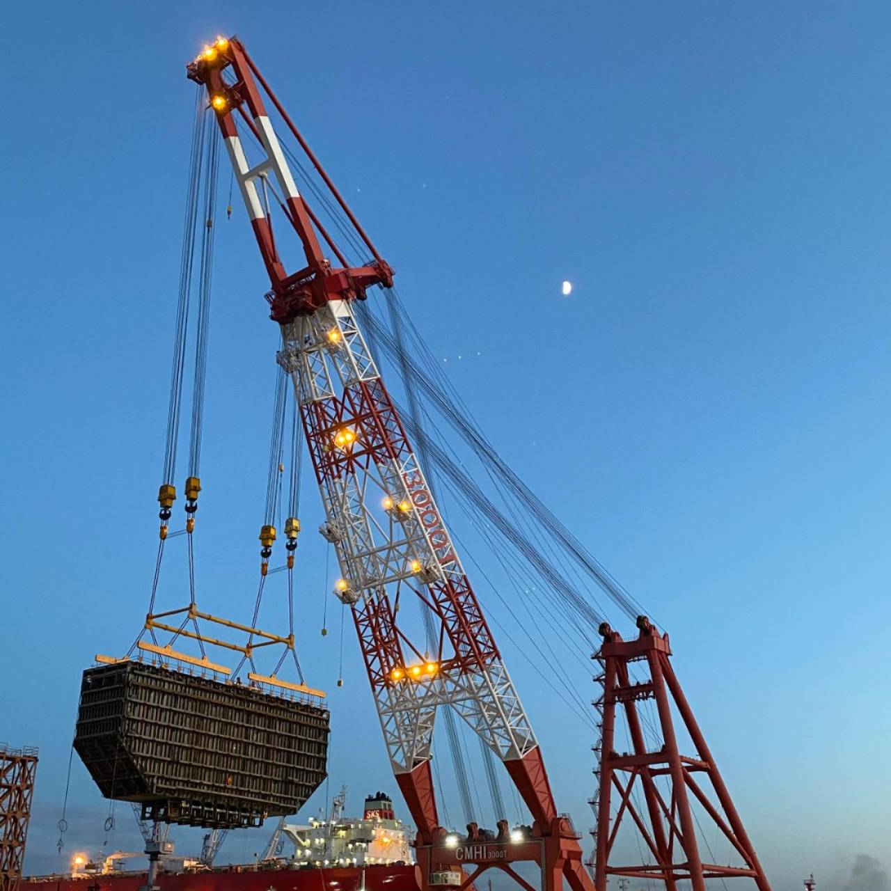 “A delicate piece of manoeuvring”: The 15,000 TEU vessel “Sajir” is ...