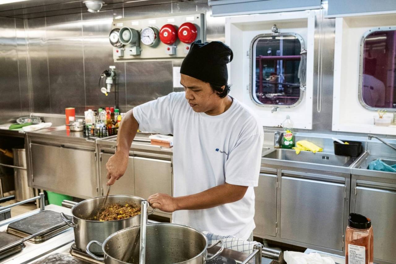 Jholius Corotan - Pilot in the galley - Hapag-Lloyd