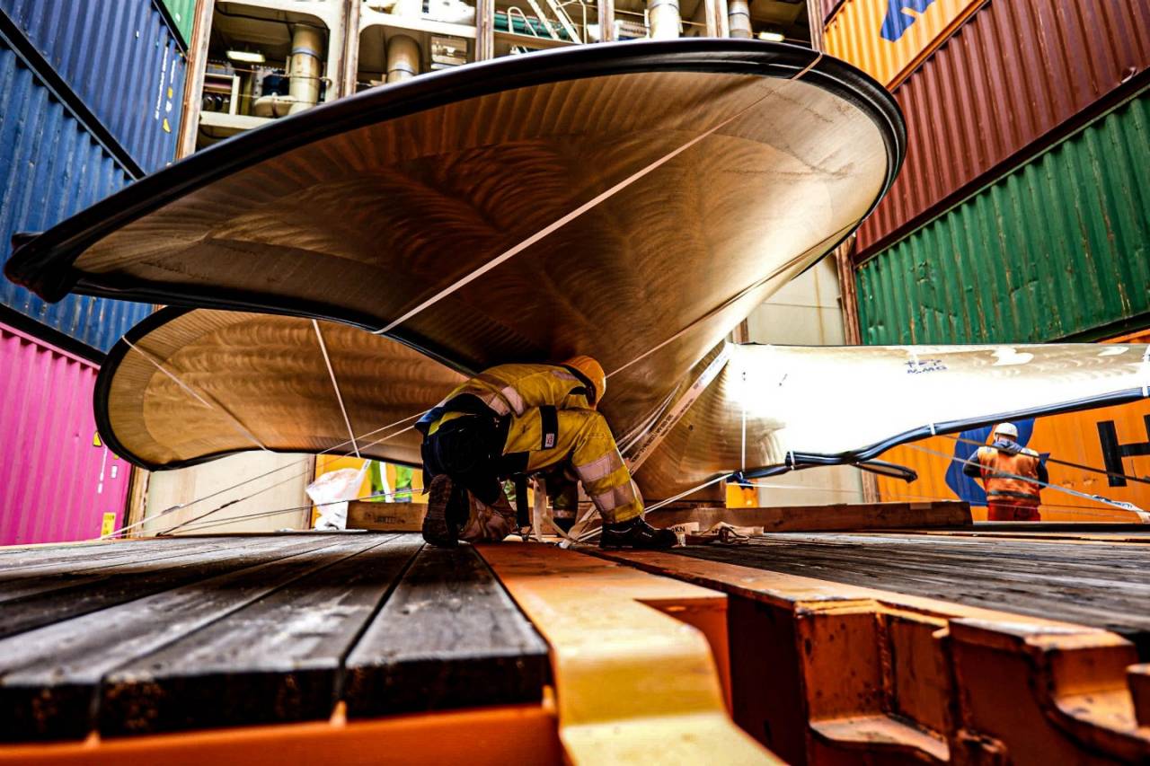 A special kind of special cargo – “Sofia Express” takes on board its own and a second propeller ...