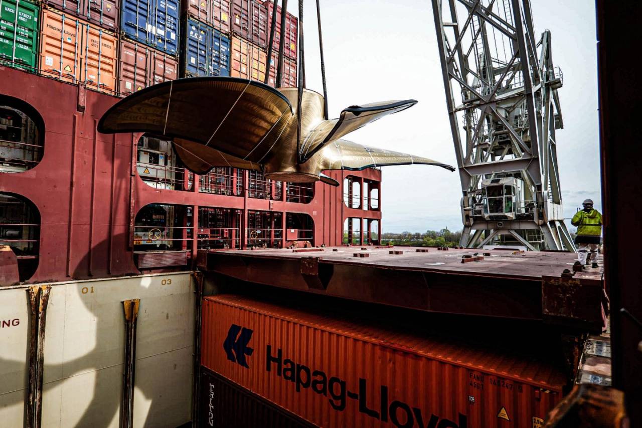 A special kind of special cargo – “Sofia Express” takes on board its own and a second propeller ...