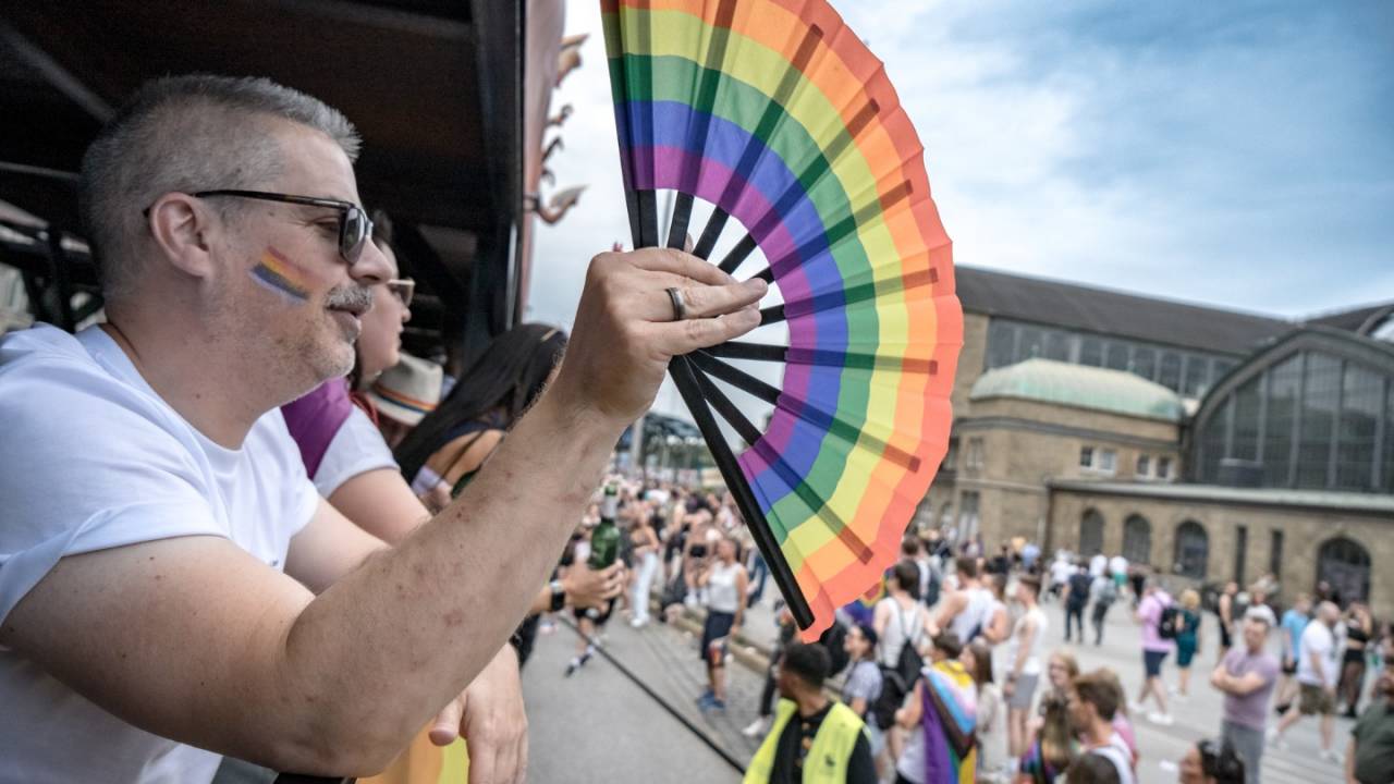 CSD (PRIDE) Parade 2024 Hamburg: United We Sail – You & Me Against Hate! - Hapag-Lloyd